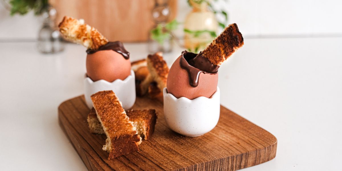 Oeufs à la coque au chocolat et mouillettes de brioche - Blog